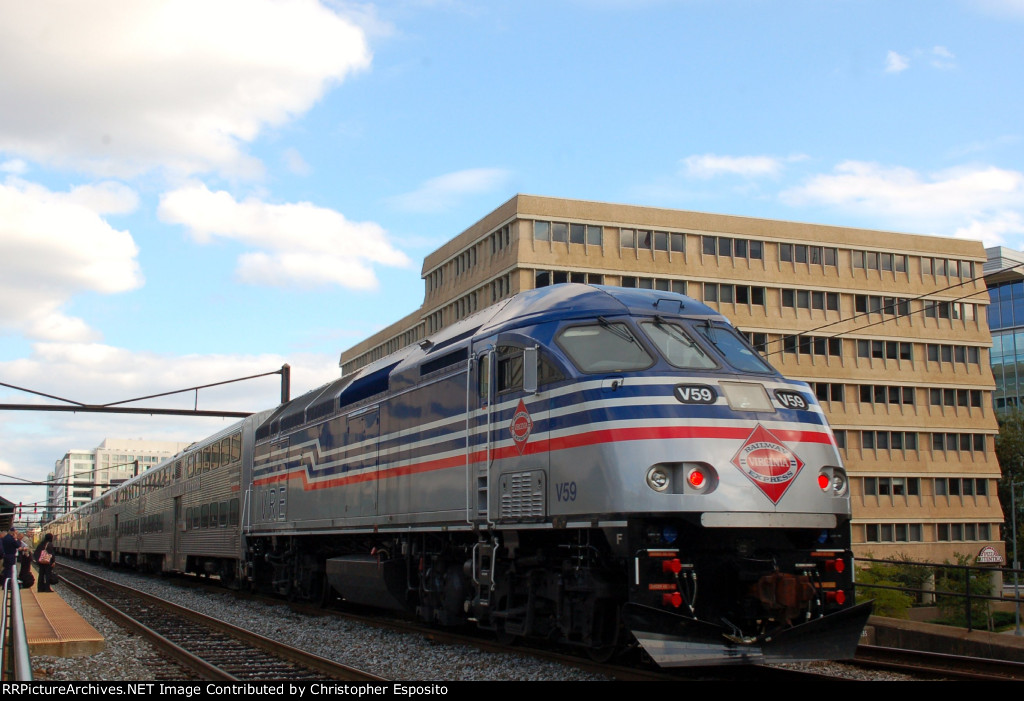 VRE MP36PH-3C V59 stops at L'Enfant Station